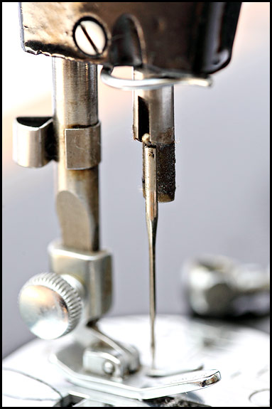Which way round does the needle go in a vintage Singer sewing machine ...