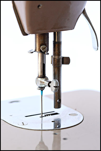Which way round does the needle go in a vintage Singer sewing machine ...