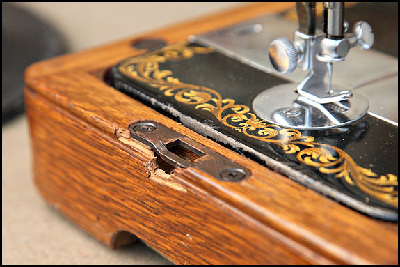 How to open a Singer sewing machine case lid without the key – and how ...